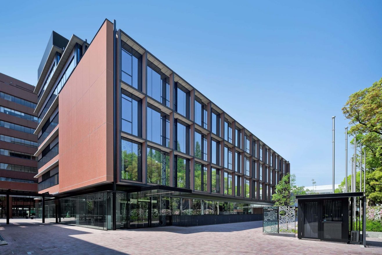 Osaka International University / Osaka International College Building ...