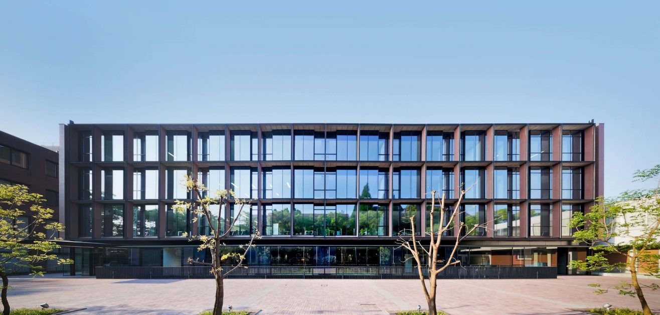 Osaka International University / Osaka International College Building ...