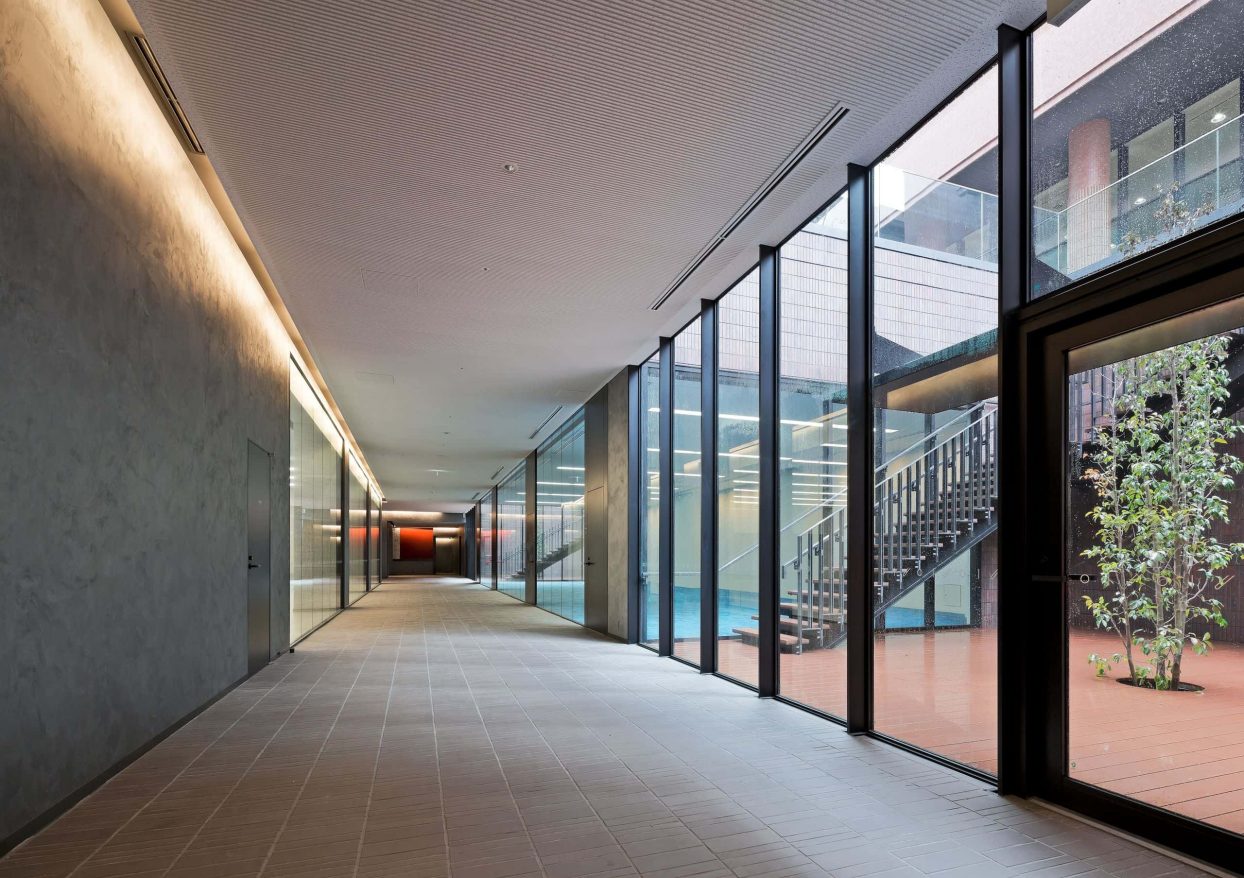 Osaka International University / Osaka International College Building ...